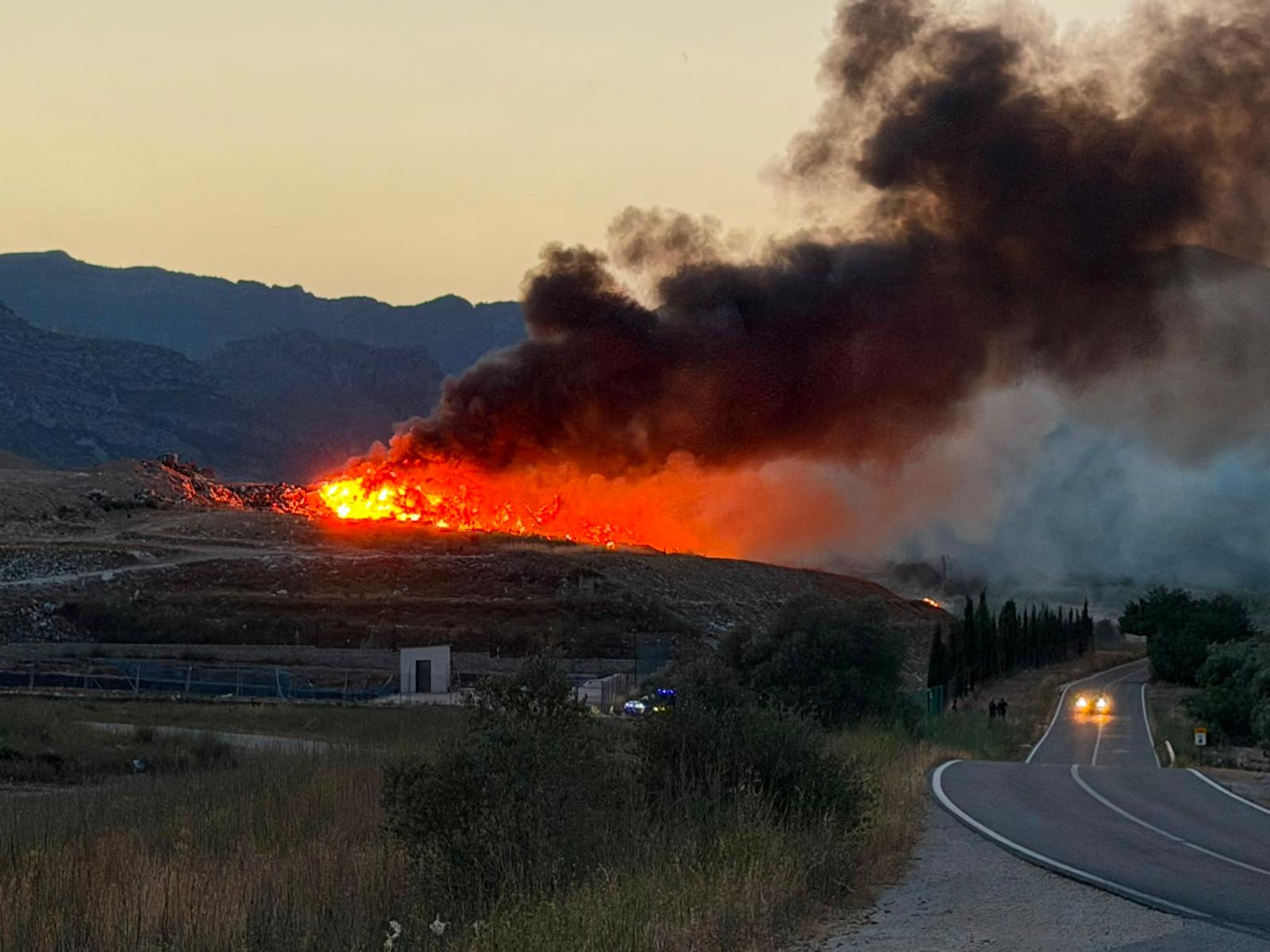 Extingit un incendi a l'abocador de Mas de Barberans que ha cremat una ...